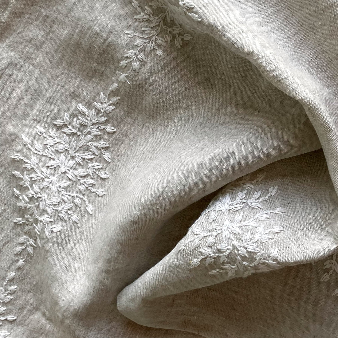 French linen table runner with French country style – French Address