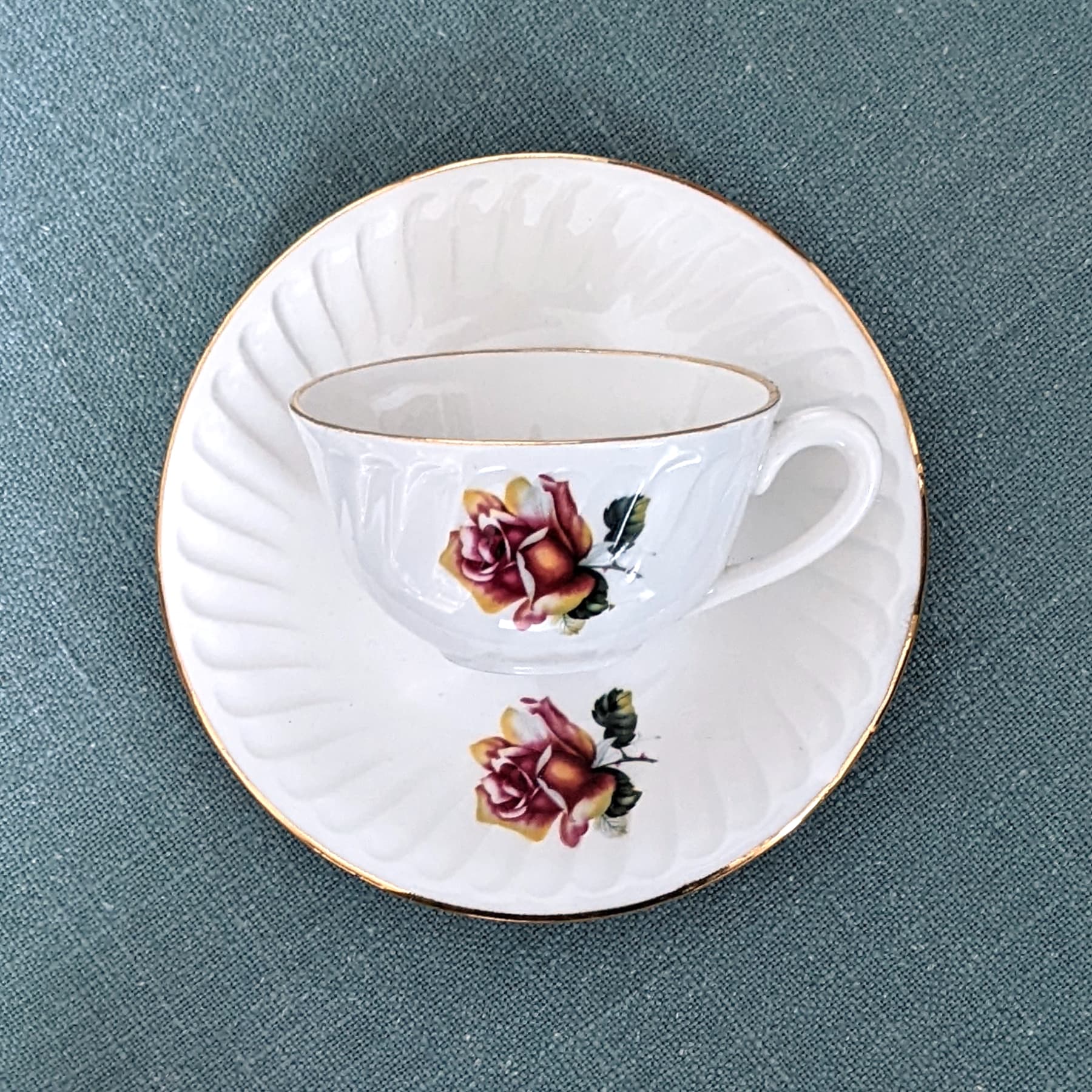 Set of 2 vintage French tea cups with a rose design – French Address
